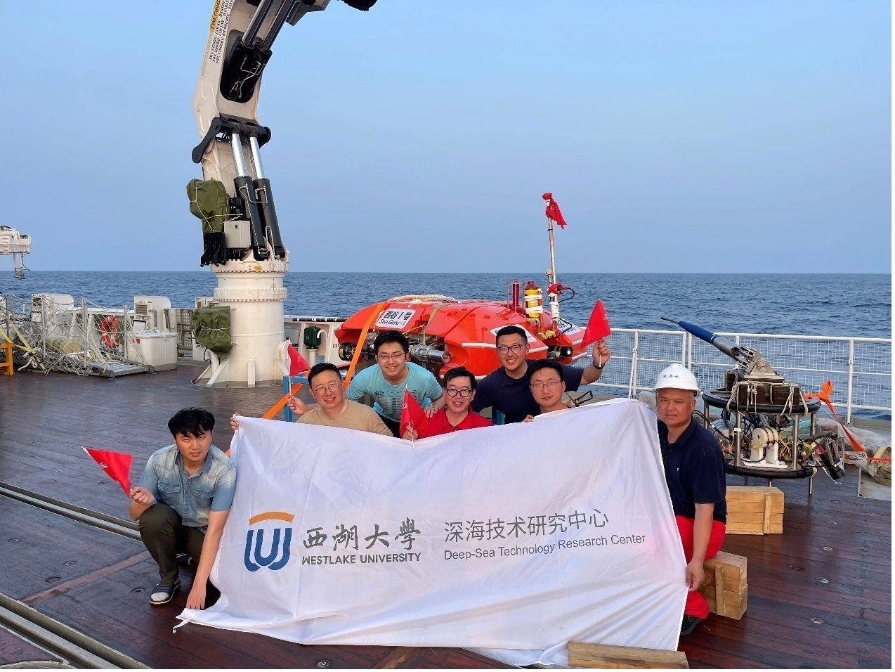 World’s First Biomimetic Submersible to Dive to 2,000 Meters